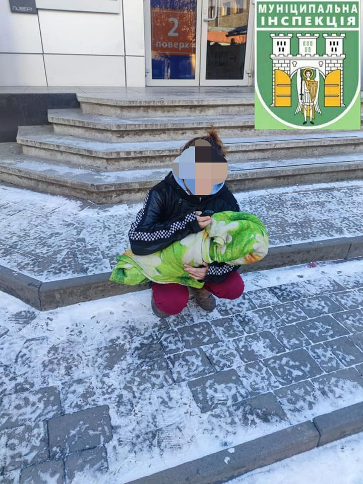 У Франківську затримали жінку яка жебракувала з немовлям Новости